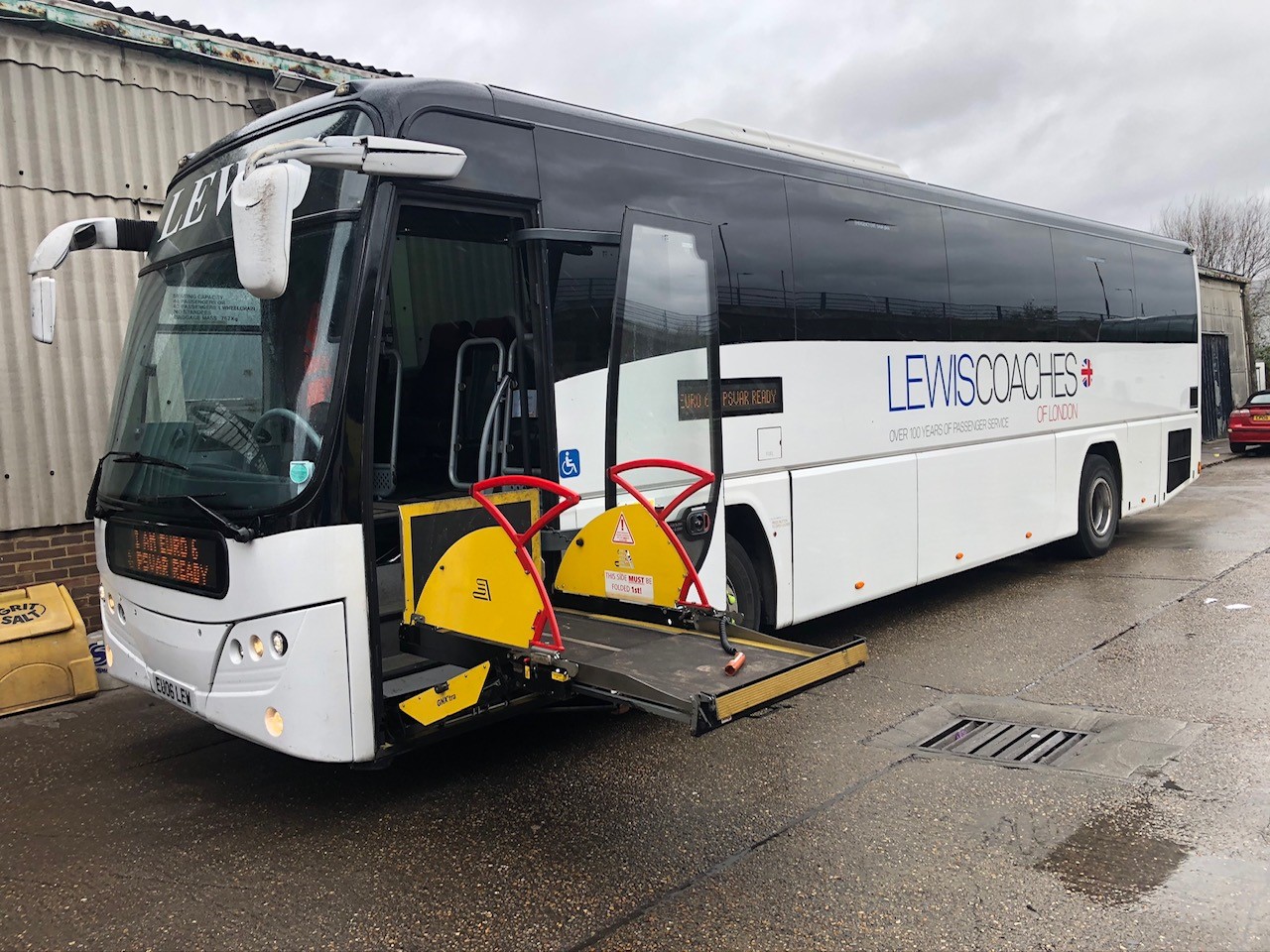Lewis Coaches | Coach Hire Thamesmead | Minibus Hire Prices Thamesmead